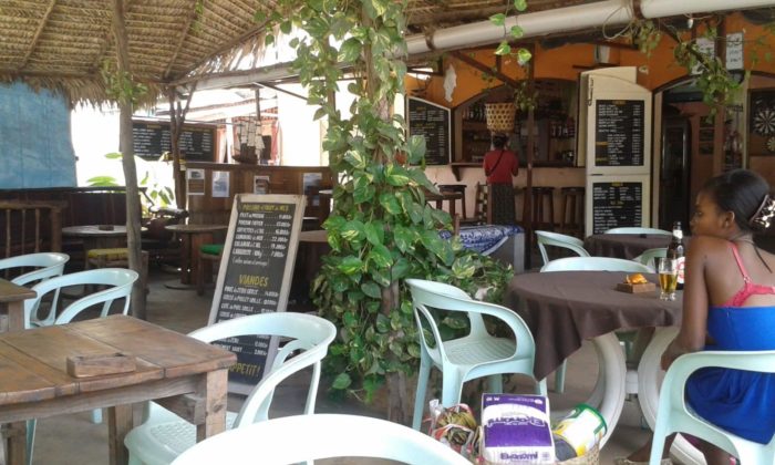 La Bodega à Majunga, bar, snack et restaurant en terrasse